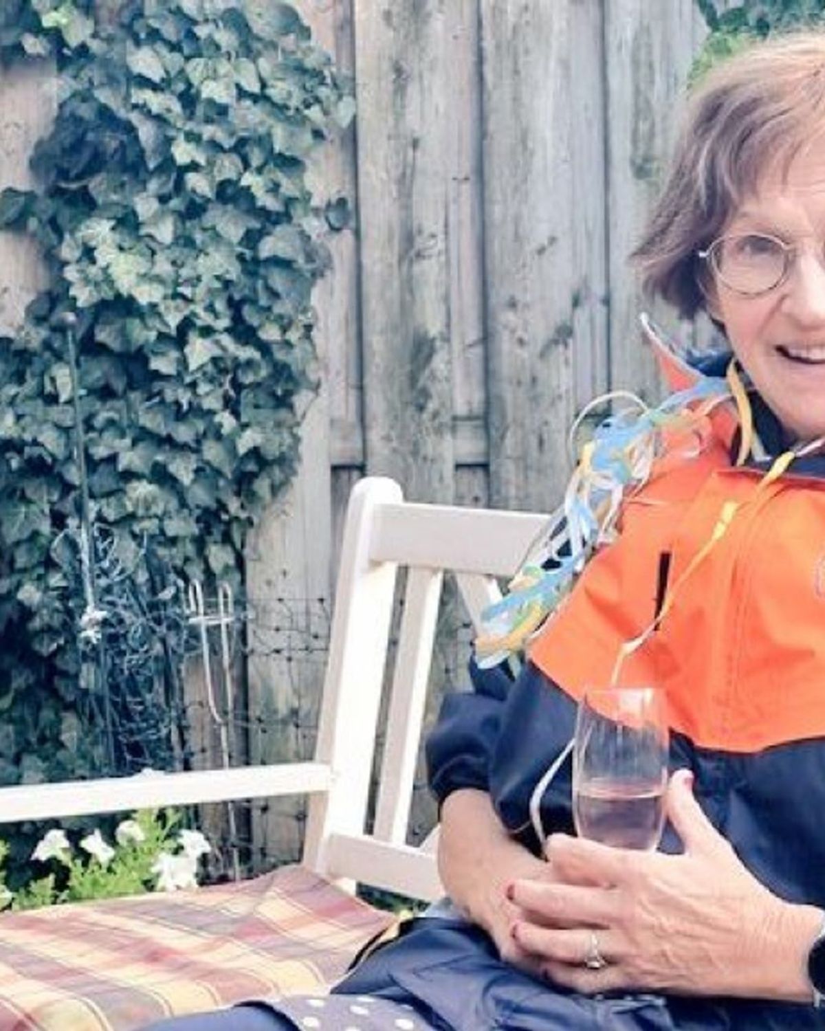Hermien krijgt na jaren trouwe dienst bij afscheid doosje Merci en 10 ...