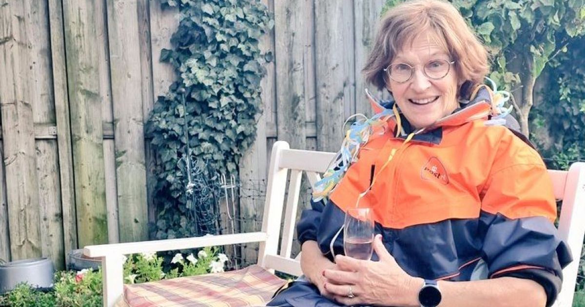 Hermien krijgt na jaren trouwe dienst bij afscheid doosje Merci en 10 ...