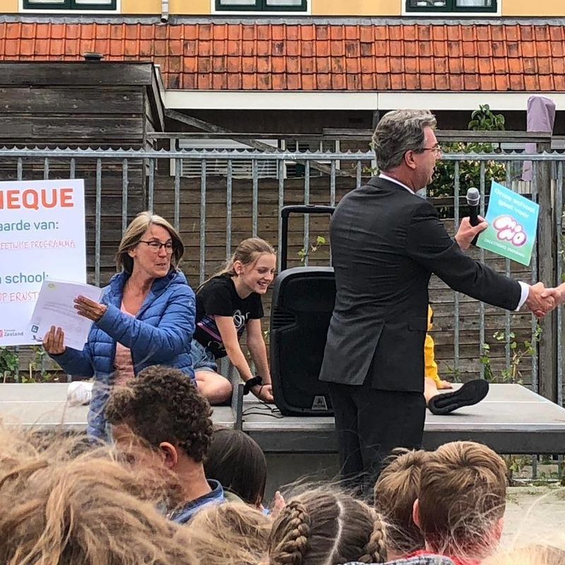 Goese school overtuigt de meeste ouders om niet met mobieltje te rijden - Omroep Zeeland