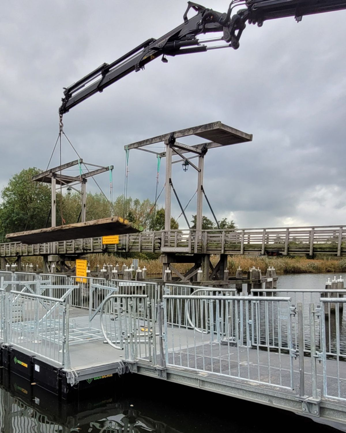 Nu al problemen met net geplaatste noodbrug naar eiland - Omroep West