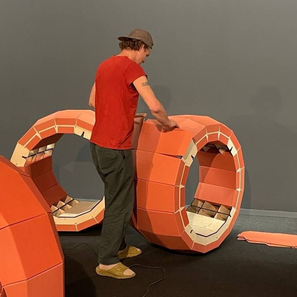 Na de pissende ijsbeer komt... een 45 meter lange worm die kindjes ...