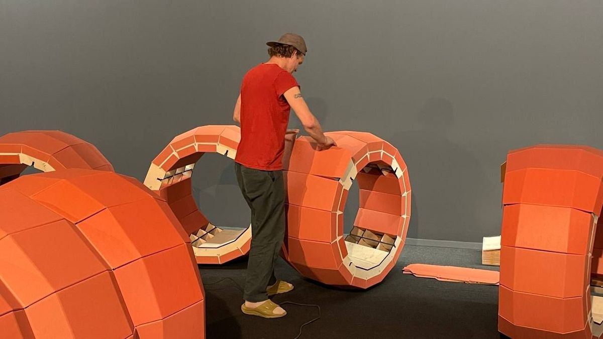 Na de pissende ijsbeer komt... een 45 meter lange worm die kindjes ...