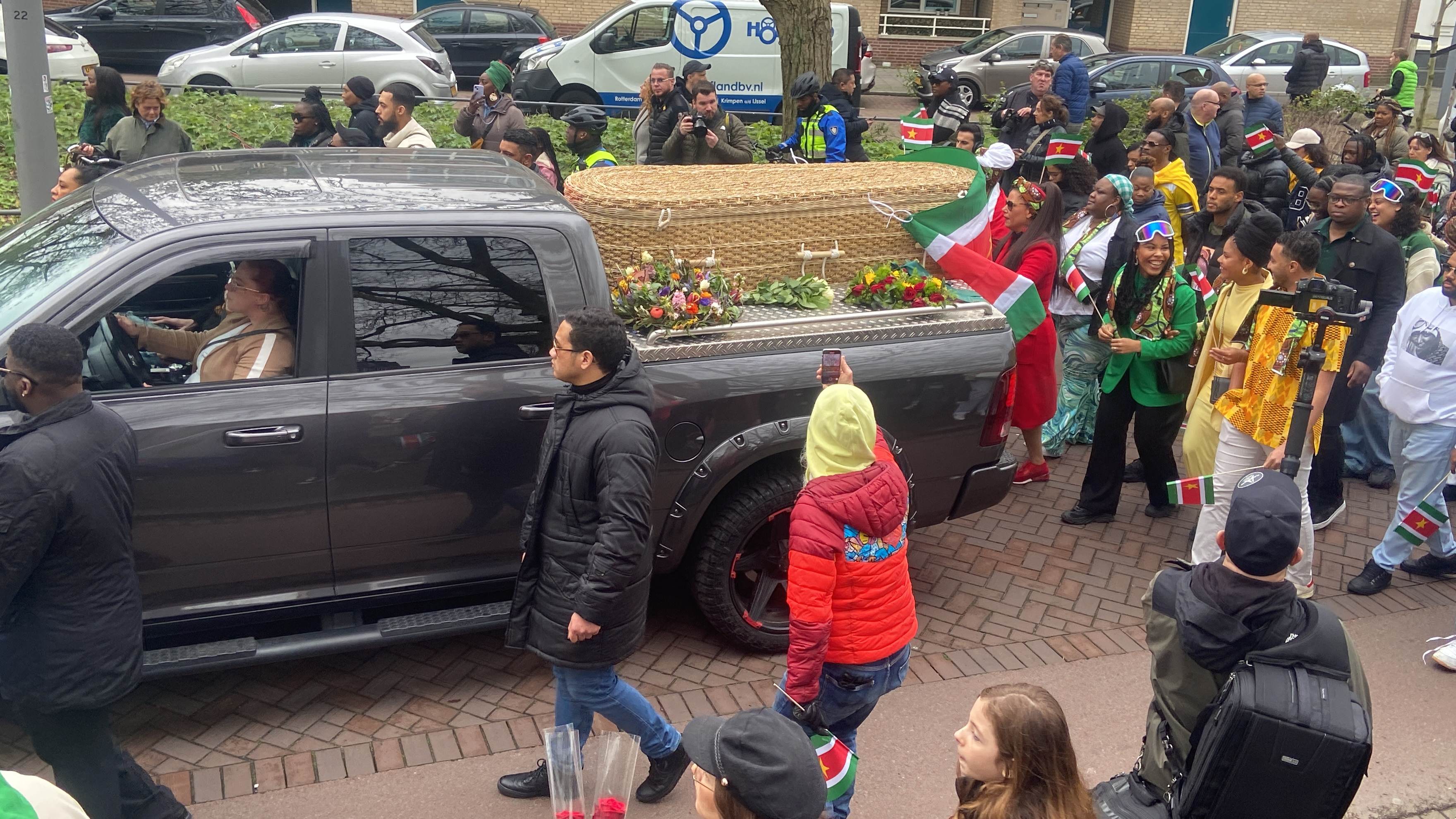 Rouwende fans en familieleden vieren het leven van Def Rhymz: ‘Z’n ...