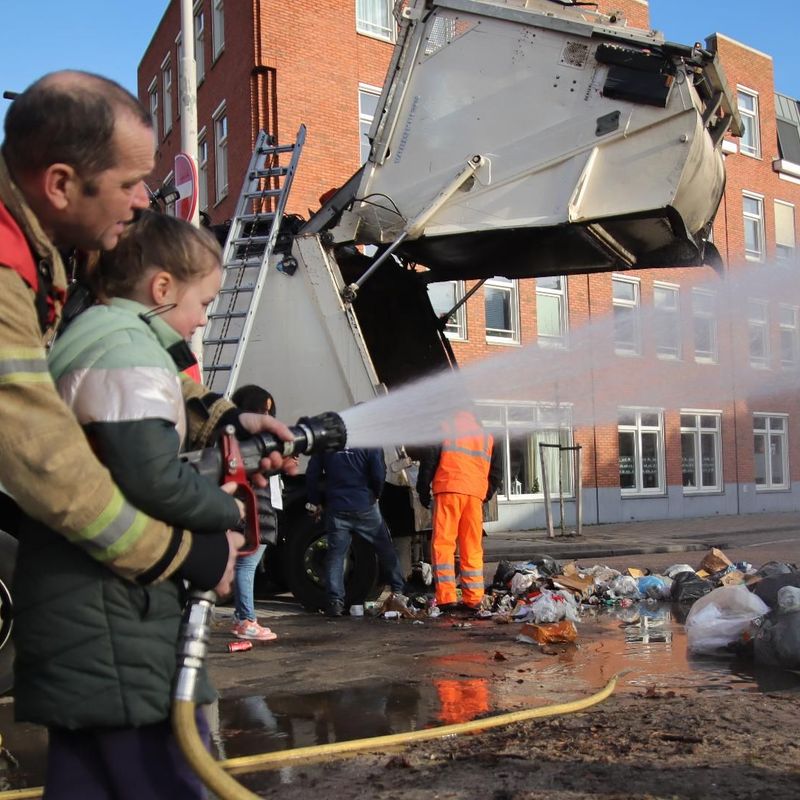 Droom komt uit: kinderen helpen met blussen van echte brand - Rijnmond