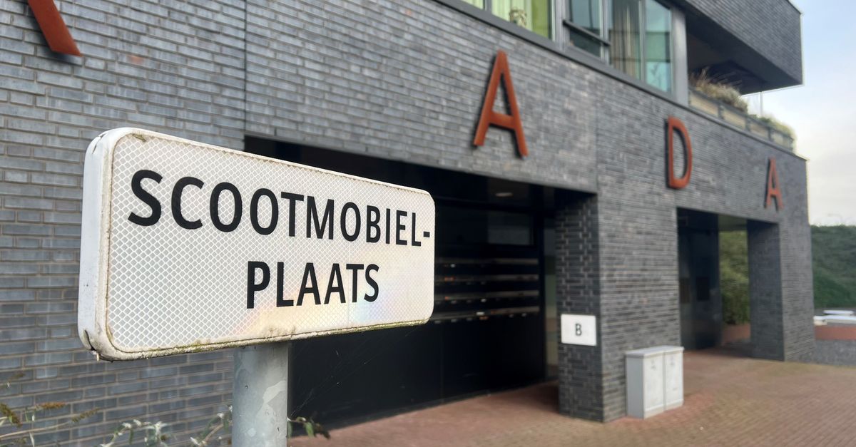 Piesen in de gang en joints roken: ouderen willen geen jong gezin in ...