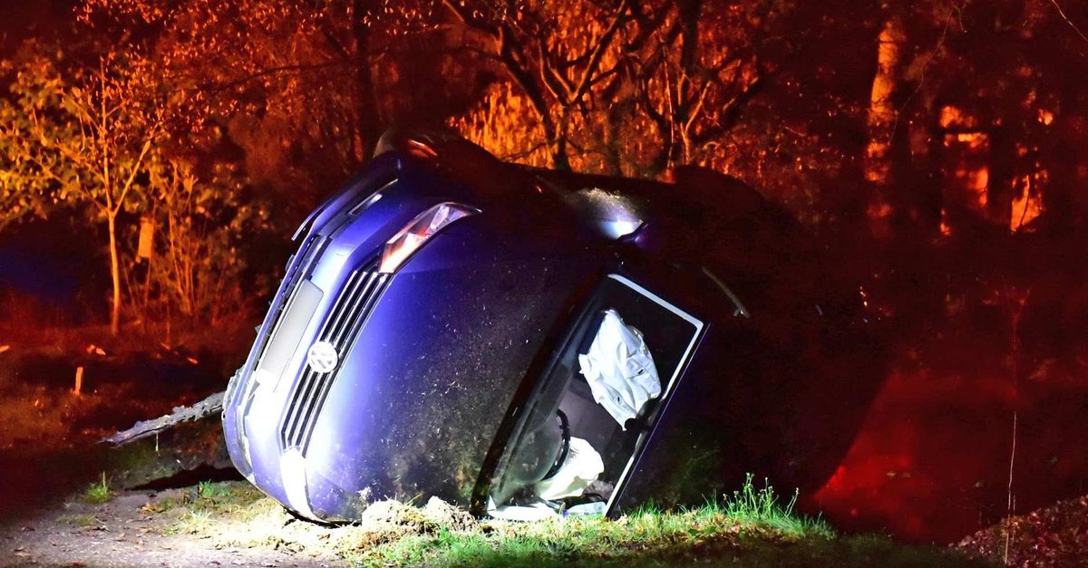 Auto mist bocht en belandt op zijkant in voortuin in Heythuysen - L1 Nieuws