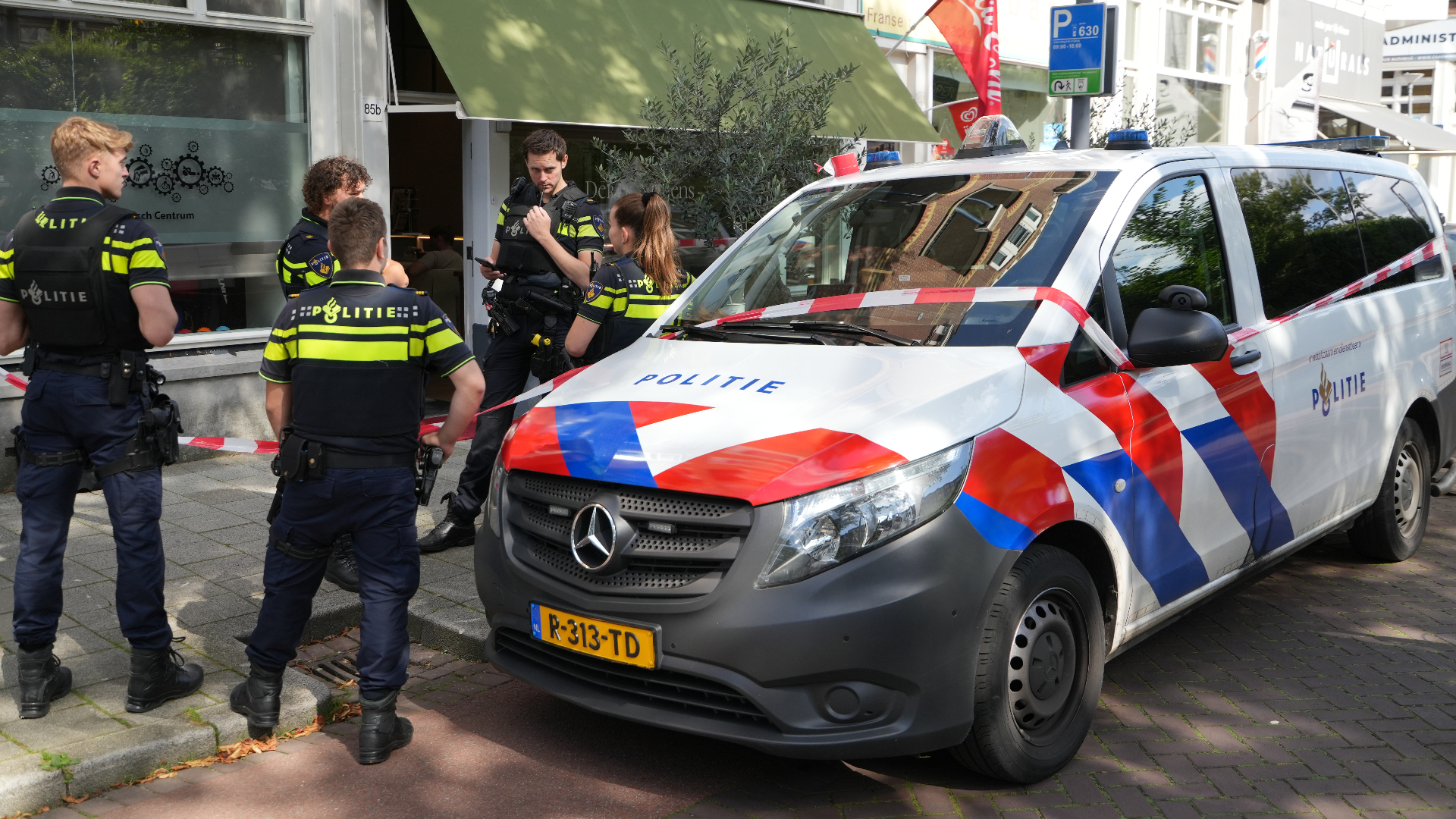 Shirley en Derek worden op klaarlichte dag vastgebonden en met een ...