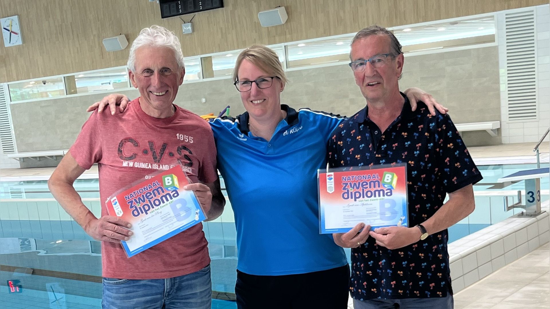 Gerke (69) en Izaak (75) halen zwemdiploma: "Volgende week direct in ...