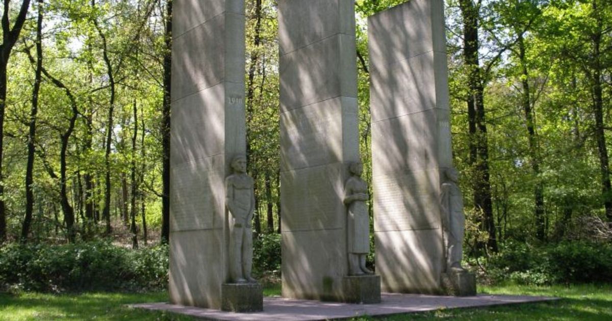 KIJK NU: Overijssel herdenkt oorlogsslachtoffers bij Verzetsmonument ...