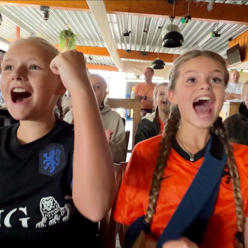 Zo kijken de meiden van FC Binnenmaas naar oud-clubspeler en ... Zo kijken de meiden van FC Binnenmaas naar oud-clubspeler en ...