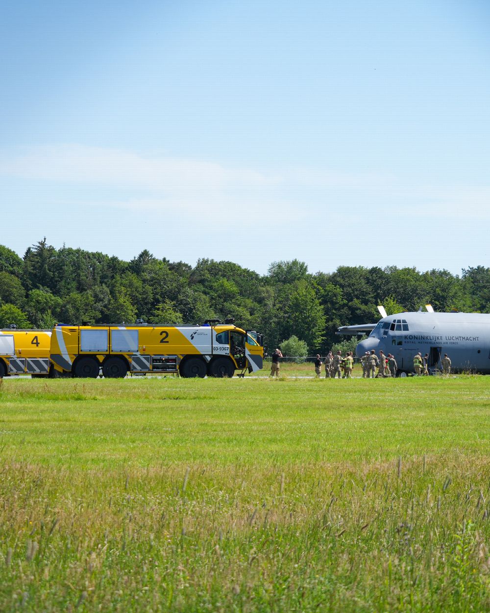 Militair transportvliegtuig breekt startprocedure af na rook in cockpit ...