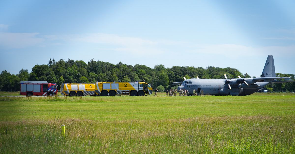Militair transportvliegtuig breekt startprocedure af na rook in cockpit ...
