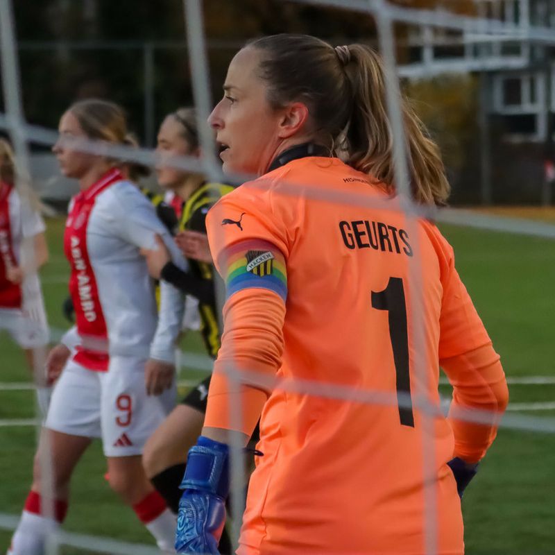 Na 20 jaar en 125 interlands neemt Loes Geurts afscheid op bijveldje in ...
