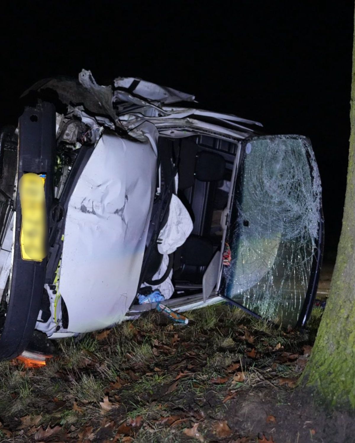 Busje botst op boom, bestuurder mee met politie - L1 Nieuws