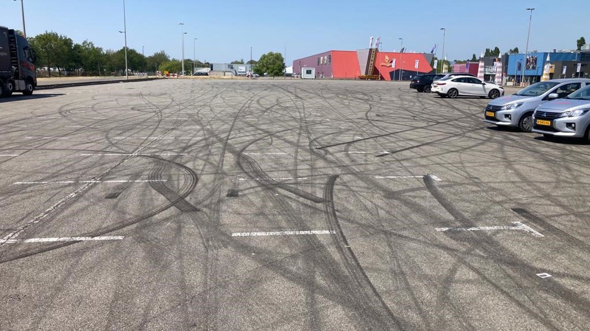 Illegale straatraces bij FC Twente-stadion lopen spuigaten uit: "Moeten ...