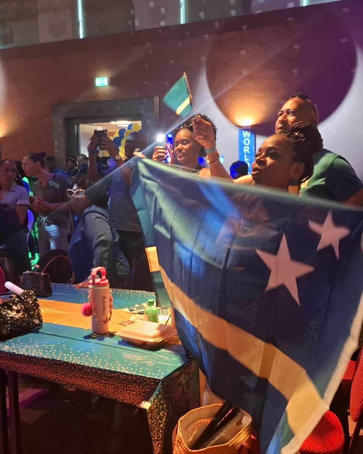 Curaçaoënaars in Zeeland juichen hun jongens toe: 'Curaçao is kleiner ...