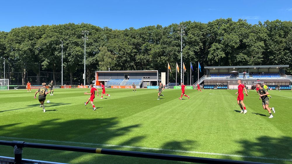 Ron Jans ziet FC Utrecht eerste oefenduel verliezen. 'Maar ik ben best ...