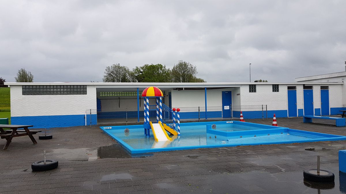 Zwembad Groot-Ammers weer open na stormschade - Rijnmond