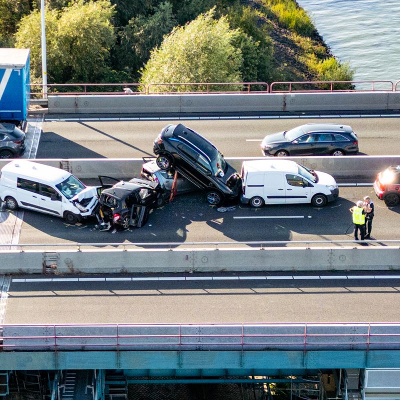 Verkeerschaos na kettingbotsing, veroorzaker rijdt door - Rijnmond