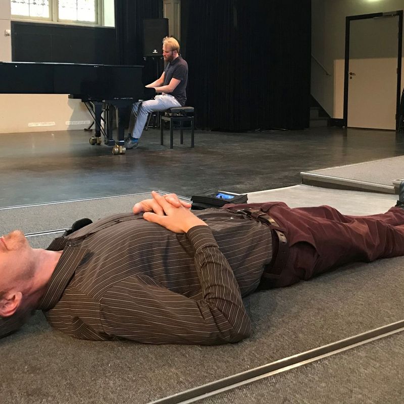 Pianist Joram Feitsma laat publiek liggend luisteren in oude ...