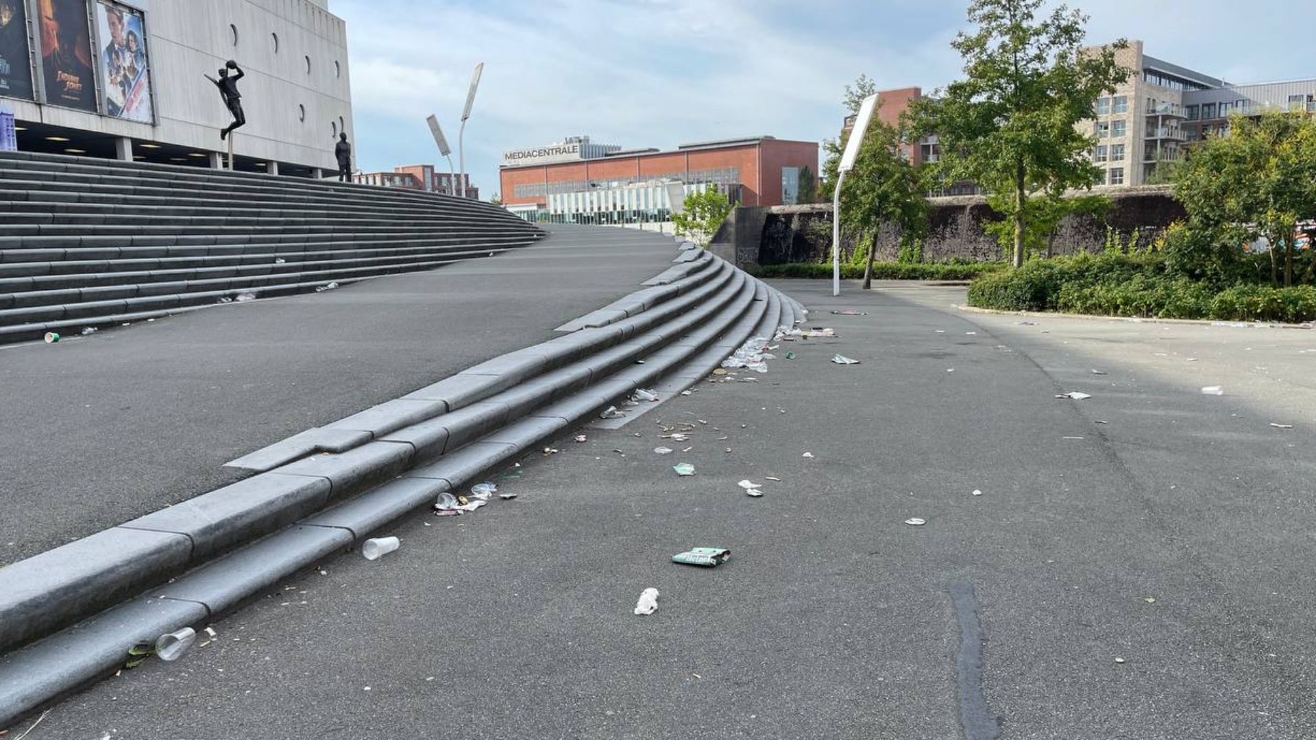 Rotzooi bij Euroborg blijft weekend liggen na wedstrijd van FC ...