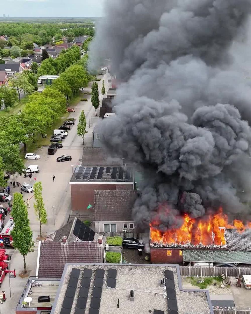 Veel rook bij schuurbrand in Klazienaveen - RTV Drenthe