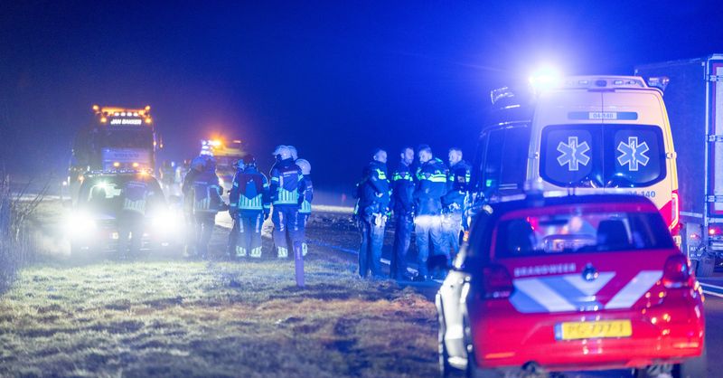 Twee doden bij botsing tussen auto en kleine vrachtwagen op N36 - Oost