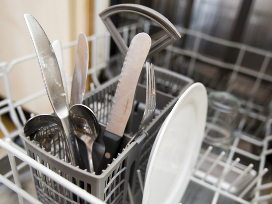 Waarom stinkt de schone afwas soms? - Rijnmond