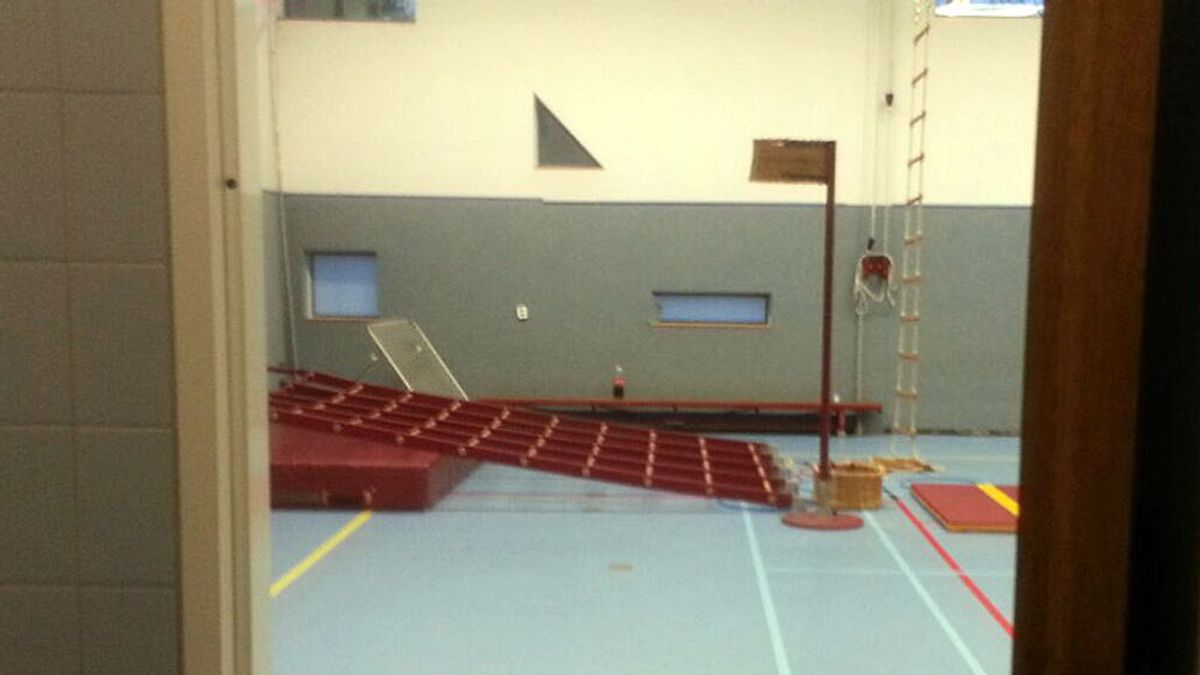Klimrek laat los in gymzaal basisschool: 9 lichtgewonden - Rijnmond