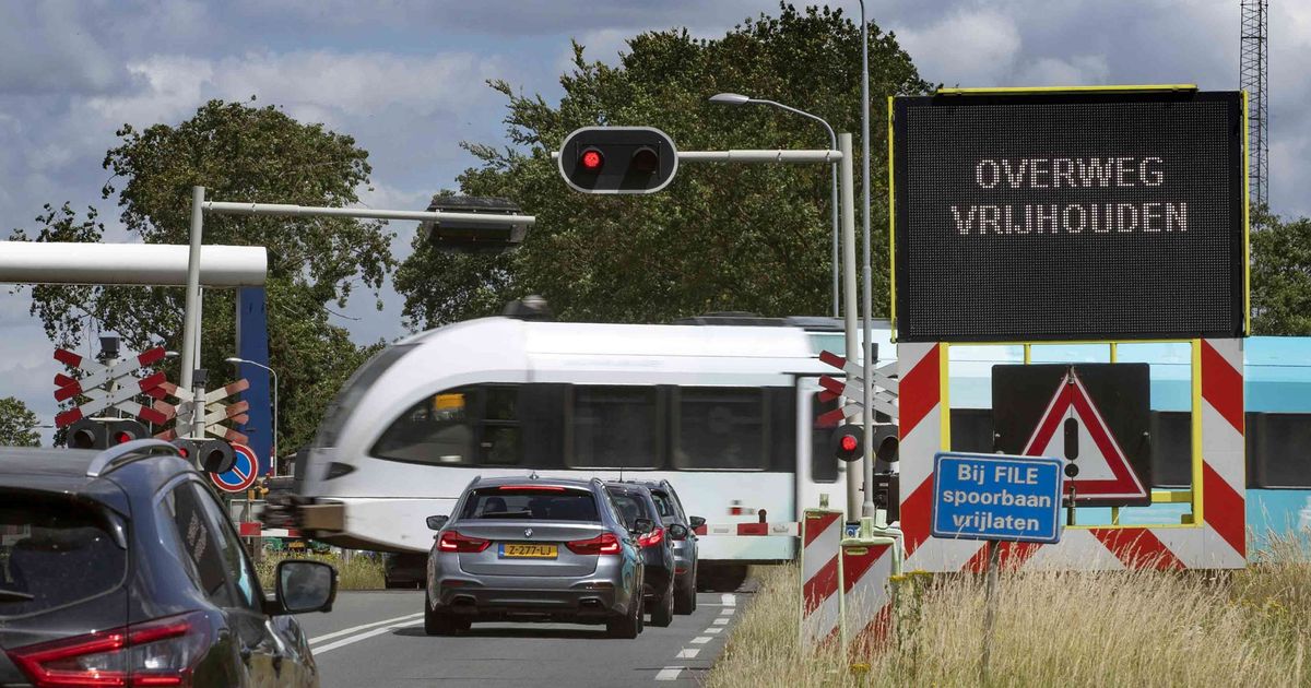 Matrixbord bij Waterhuizen moet stilstaande auto's van spoorwegovergang ...