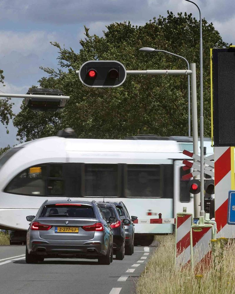 Matrixbord bij Waterhuizen moet stilstaande auto's van spoorwegovergang ...