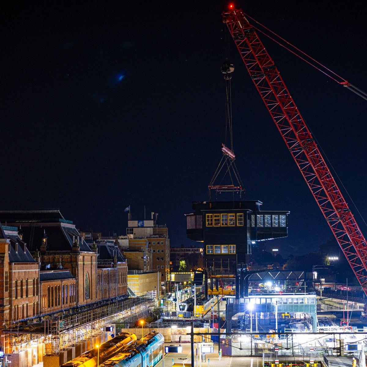 In beeld: Spectaculaire verplaatsing van het seinhuis en de loopbrug op ...