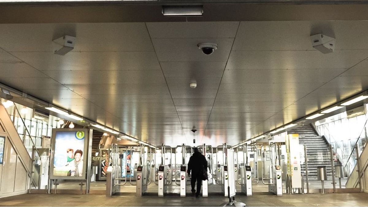 Trans persoon bij metro mishandeld om transitie, jongens (17) opgepakt ...