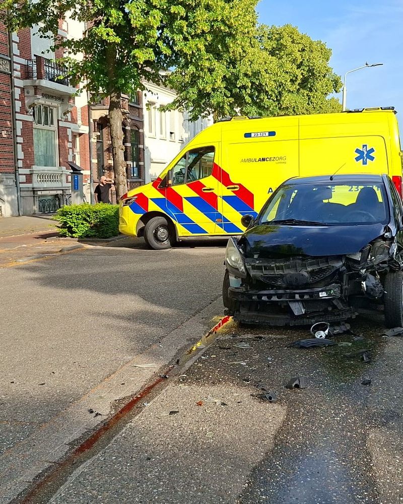 Eén gewonde naar ziekenhuis na botsing tussen twee auto's - L1 Nieuws