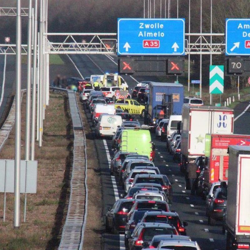 Zwaargewonde bij ongeluk met vijf auto's op A35 - Oost