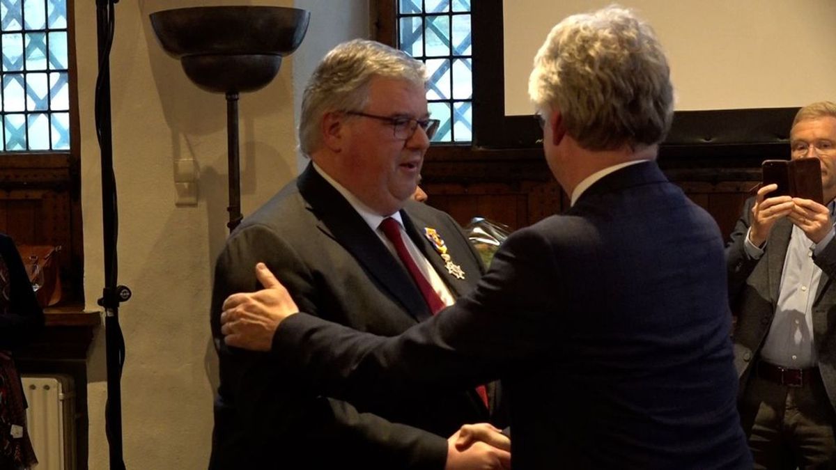 Bruls koninklijk onderscheiden. ‘Met de meest dwaze smoes hierheen ...