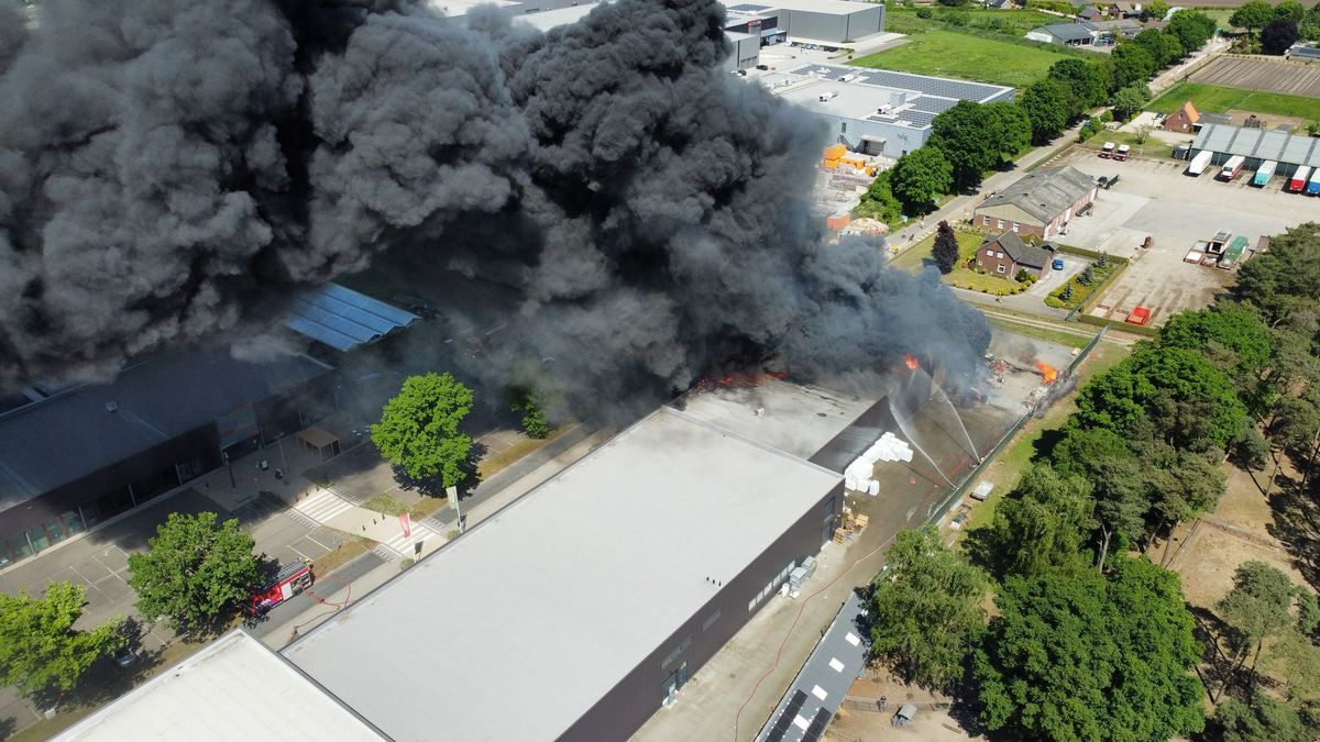 A73 in beide richtingen dicht vanwege grote uitslaande brand in Horst - L1 Nieuws