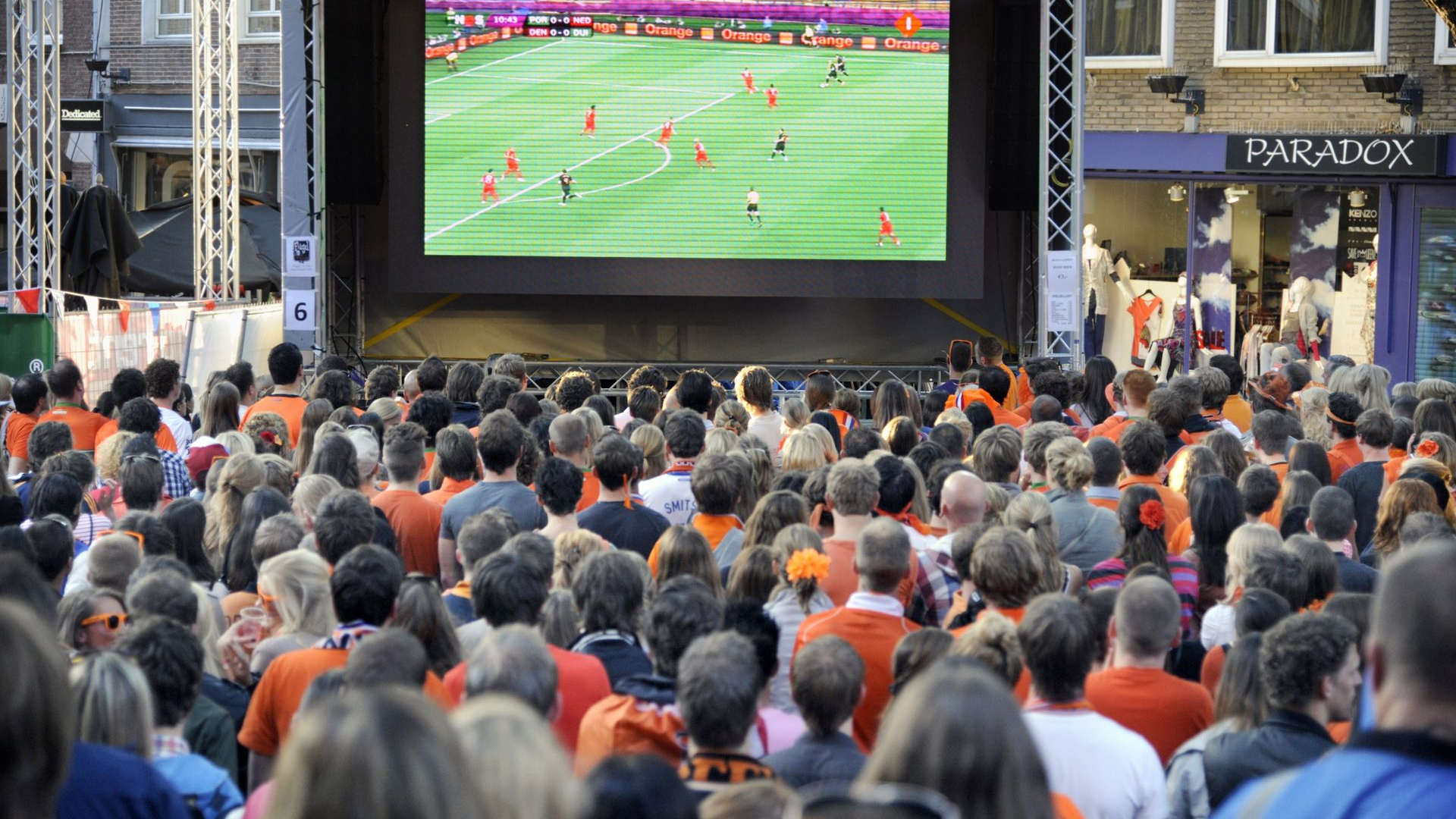Horecabazen boos: groot scherm tijdens EK voetbal kost dik pak geld ...