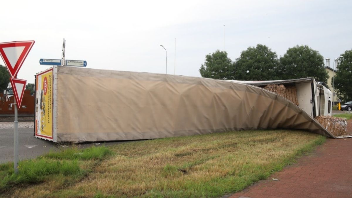 Met karton beladen vrachtwagen kantelt op rotonde bij Foxhol - RTV Noord