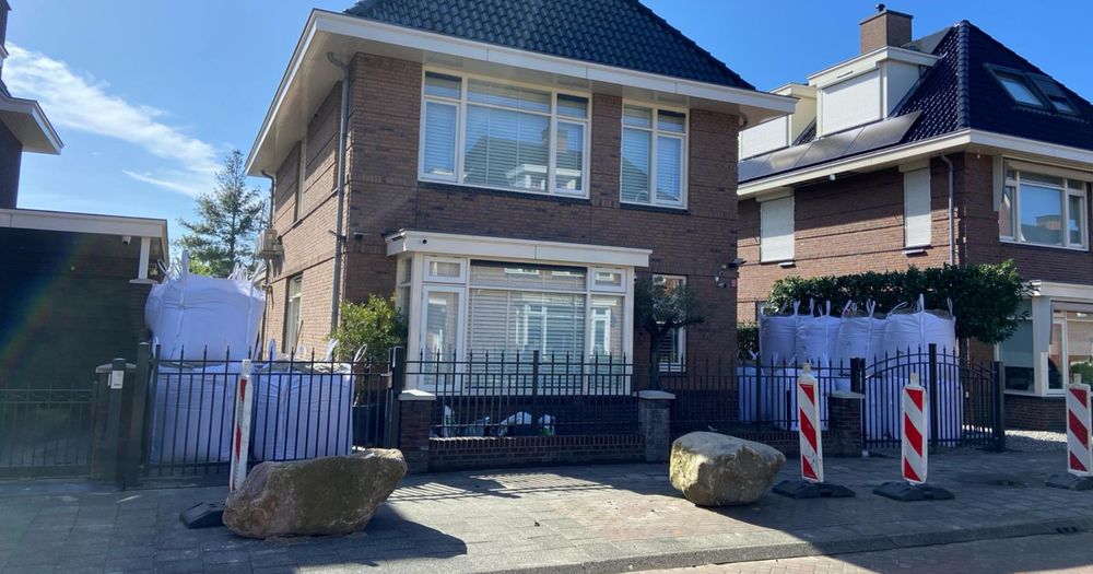 IJsprikkers, zandzakken en camera’s: hier ging de 175 duizend euro voor beveiliging huis ...