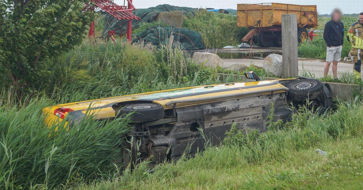 Bestelbusje belandt in de sloot bij Feanwâlden - Omrop Fryslân