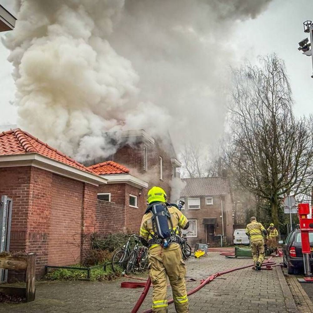 Kopstoot en spuug voor brandweerman bij woningbrand - Omroep Gelderland