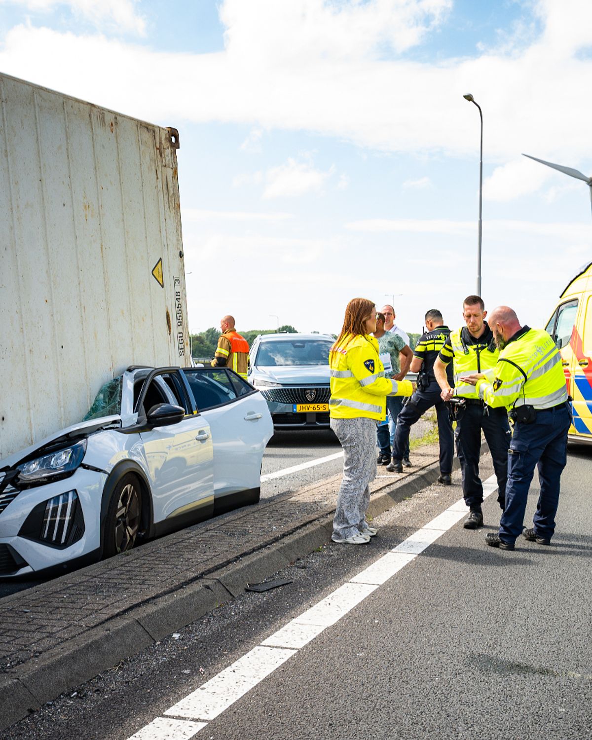 Vrachtwagen met container kantelt en plet auto, ruim uur vertraging op ...
