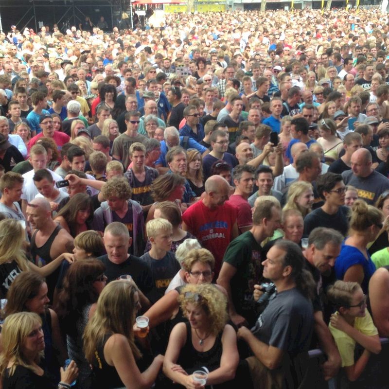 Duizenden fans naar Raalte voor laatste gratis toegankelijke concert ...