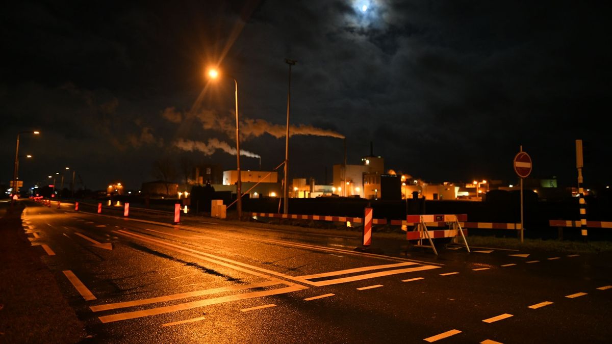 Berm langs provinciale weg bij Waterhuizen verzakt, rijbaan afgesloten ...