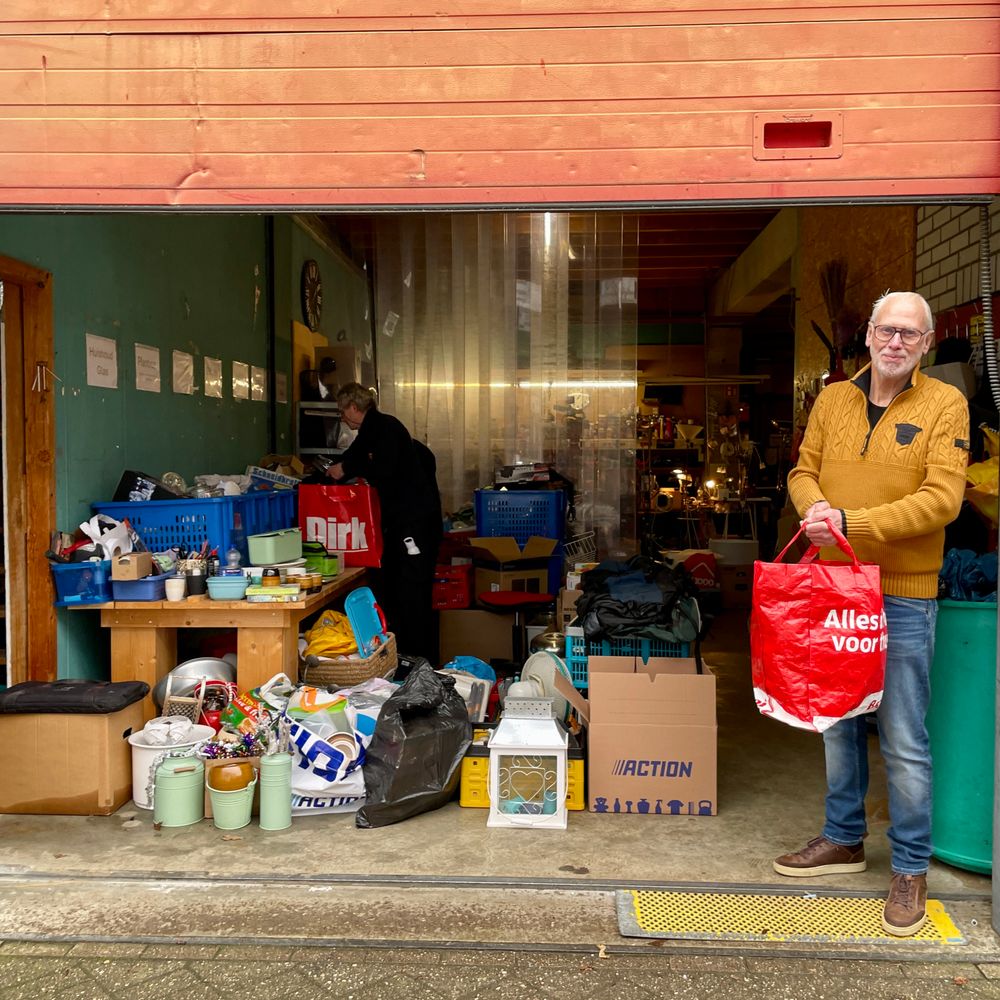 Afgedankte kerstspullen stapelen zich op bij kringloopwinkel van Louw ...