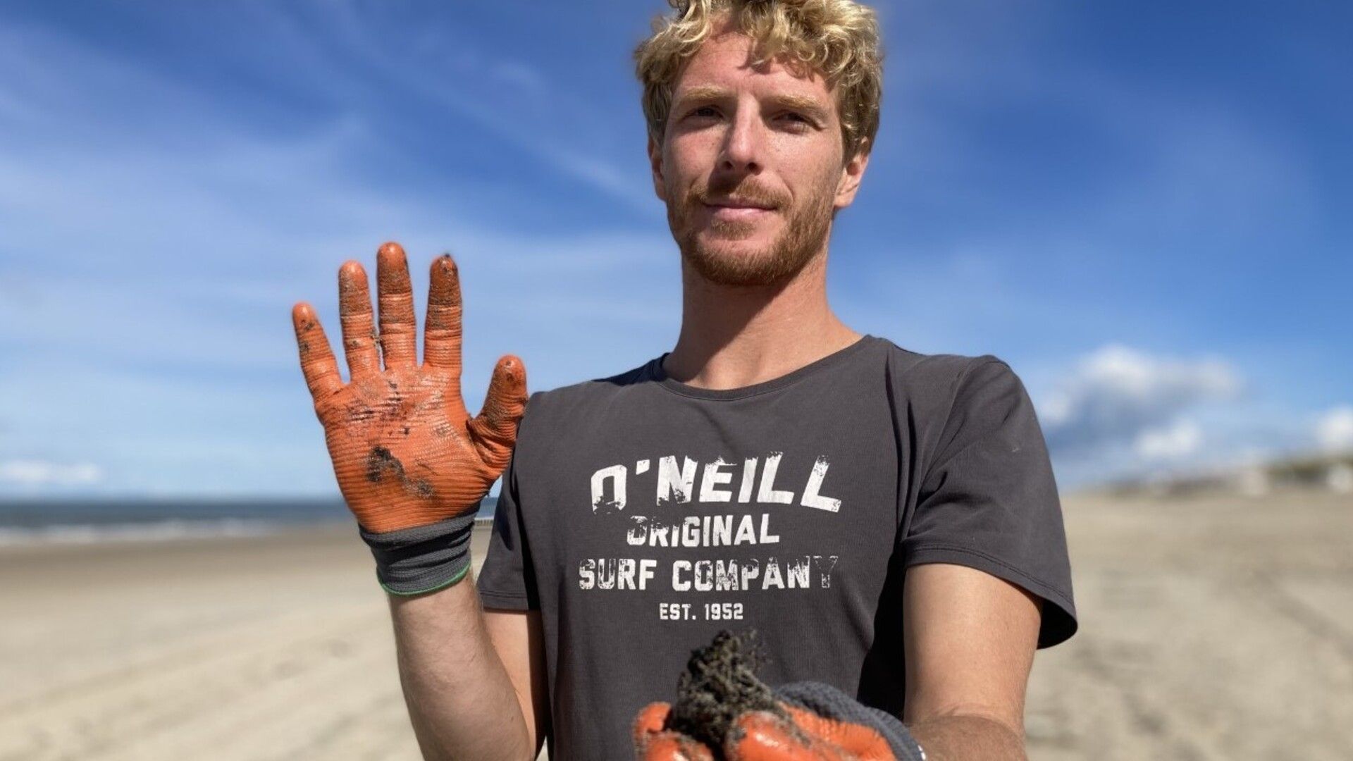 Surfers zitten onder de stookolie: 'Dit hoort er niet te zijn' - Omroep ...