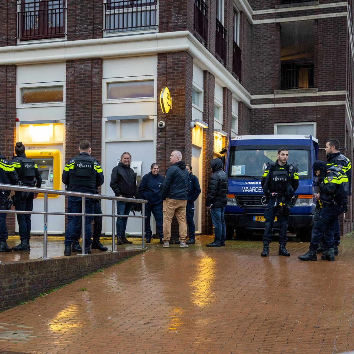 Gewapende overval op geldtransport bij voormalig bankgebouw - Rijnmond