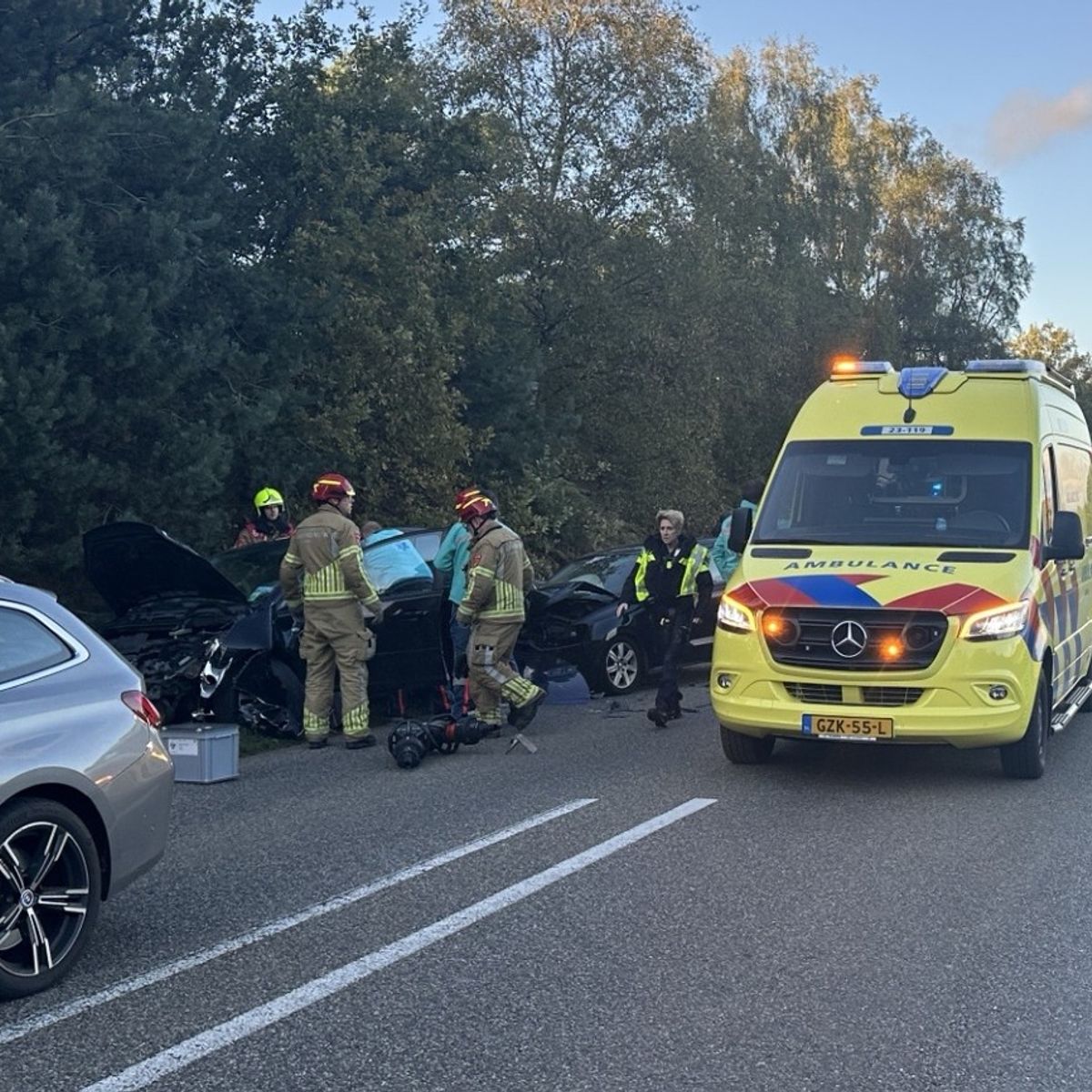 Meerdere personen bekneld bij ongeval tussen twee auto's: twee gewonden ...