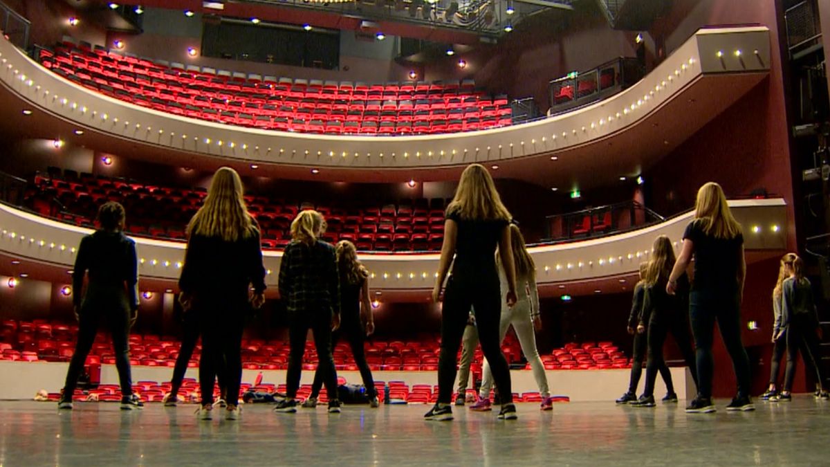 De Tamboer 50 jaar: lokaal theater trekt vaker volle zalen - RTV Drenthe